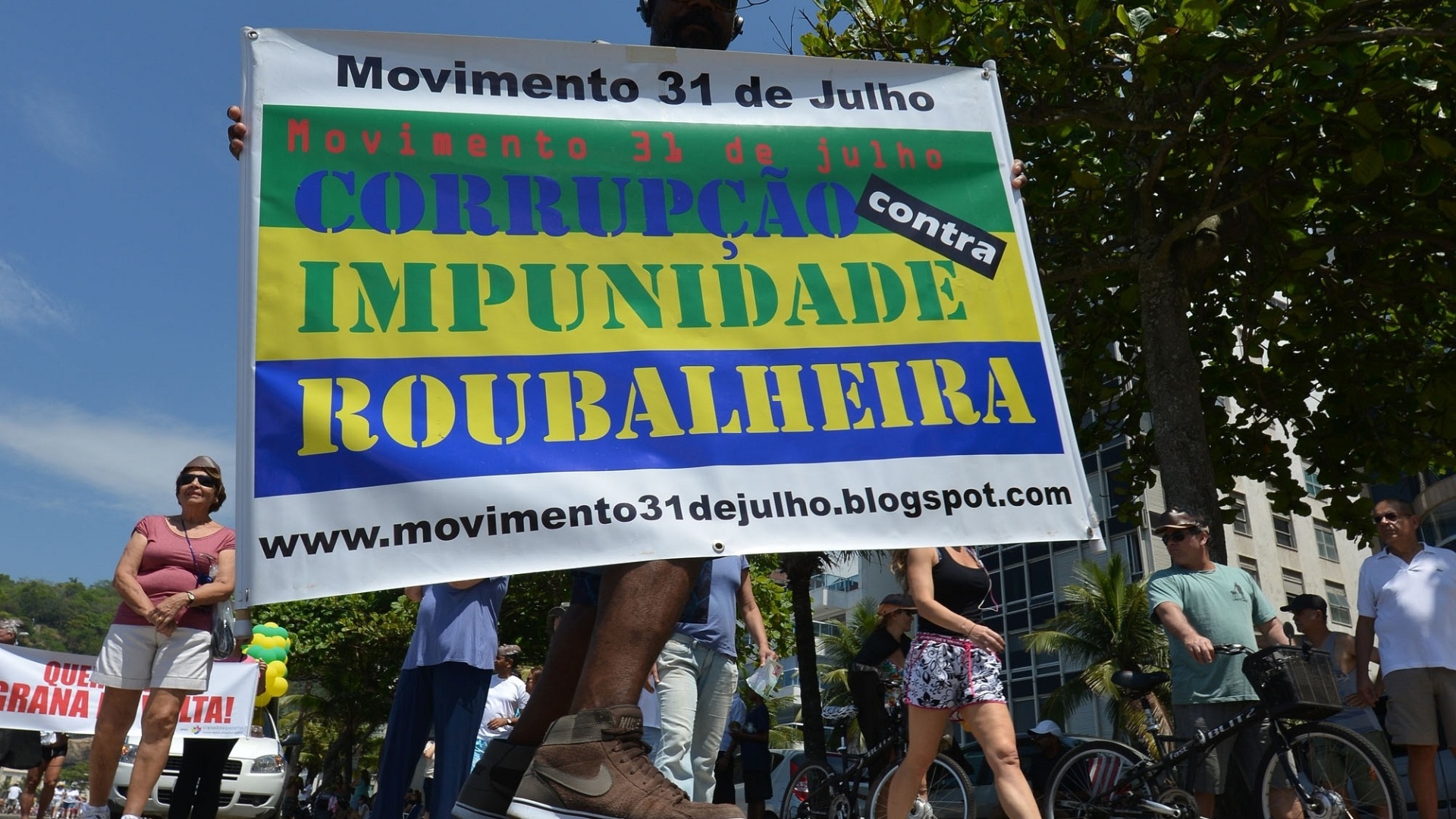 Fotos Com Máscaras E Cartazes Manifestantes Apoiam Julgamento Do