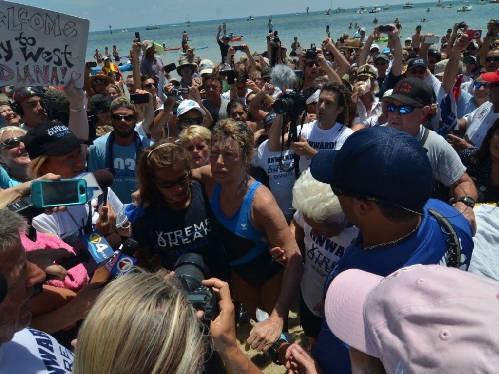Mulher de 64 anos é primeira a nadar rota Cuba-Flórida sem proteção ...