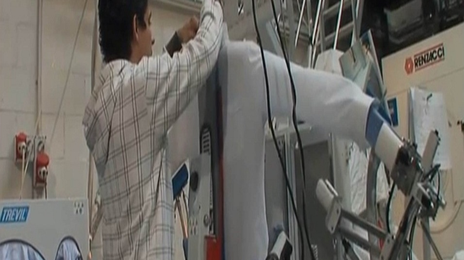 Feira em SP tem máquina com boneco inflável que seca e passa camisa em 2min - 22/02/2014 - UOL ...