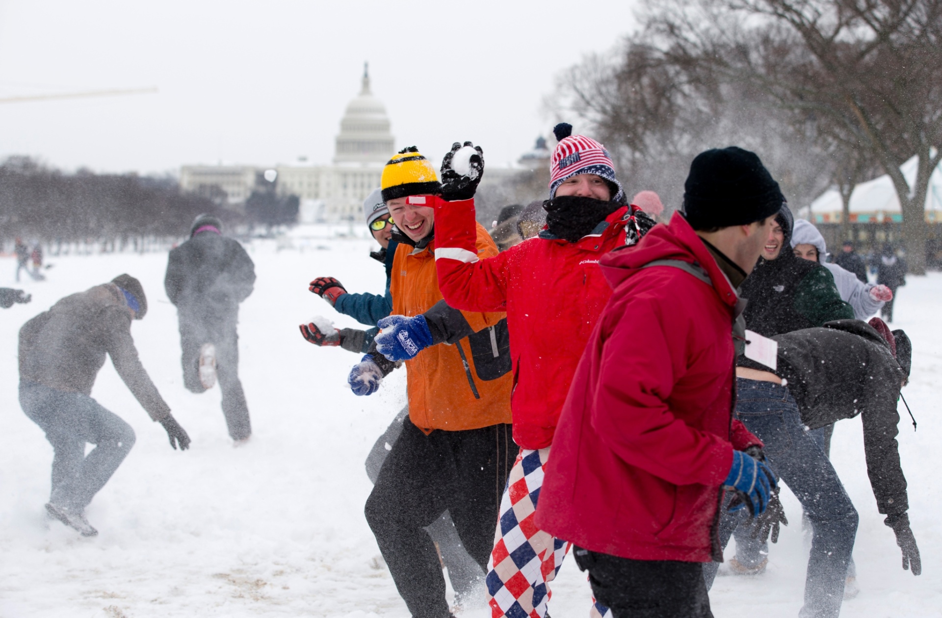 Fotos: Americanos aproveitam nevasca para fazer guerra de bolas de neve ...