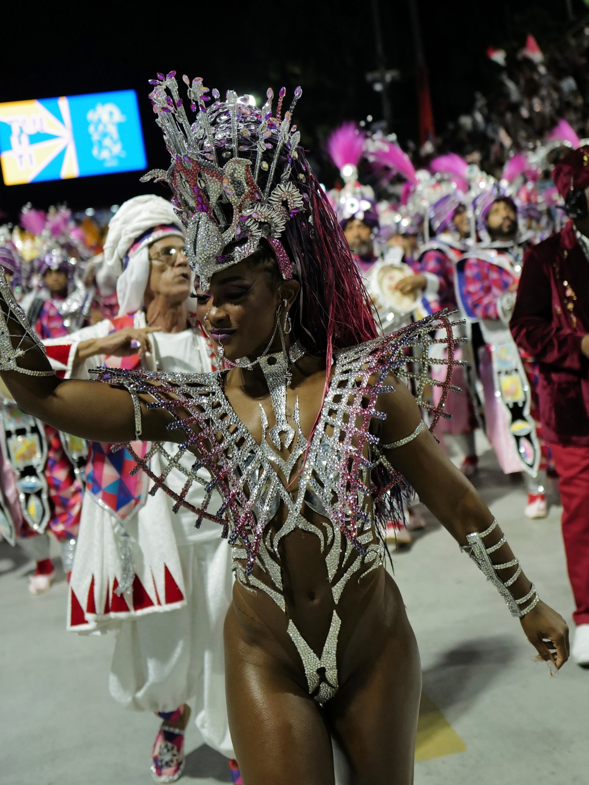 Carnaval 2024: veja fotos das rainhas de bateria e das musas da primeira noite de desfiles do ...