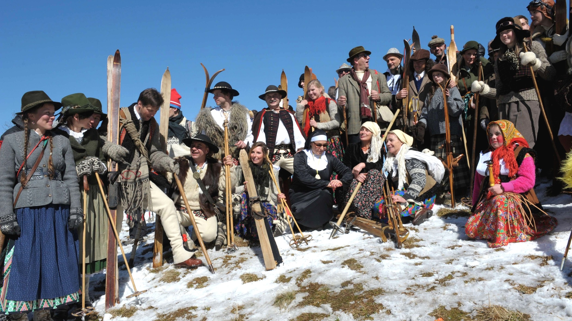 Fotos: Poloneses esquiam usando roupas à moda antiga - 10/04/2012 - UOL ...