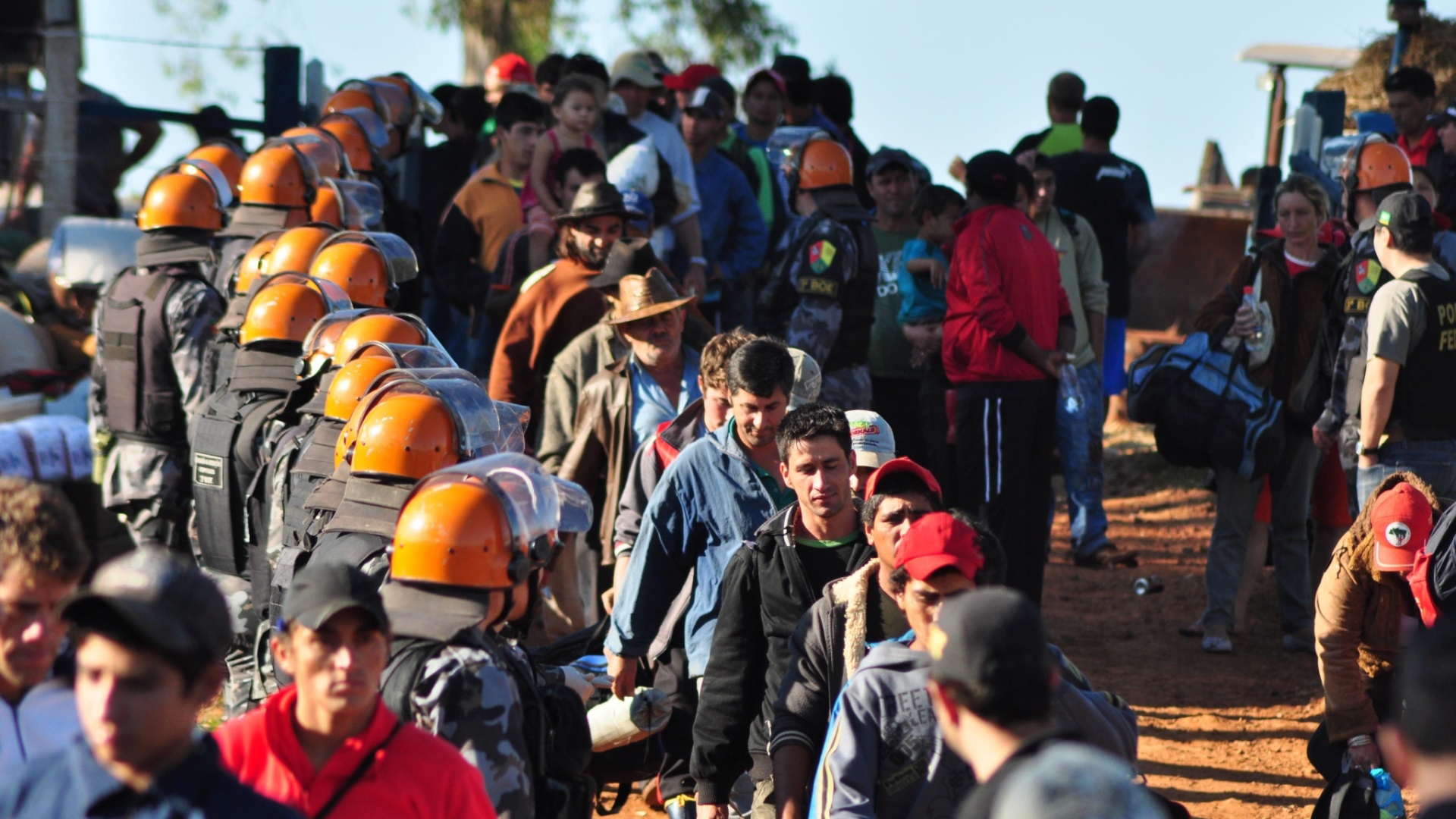 Fotos: Sem-terra realizam manifestações pelo país - 16/04/2012 - UOL ...