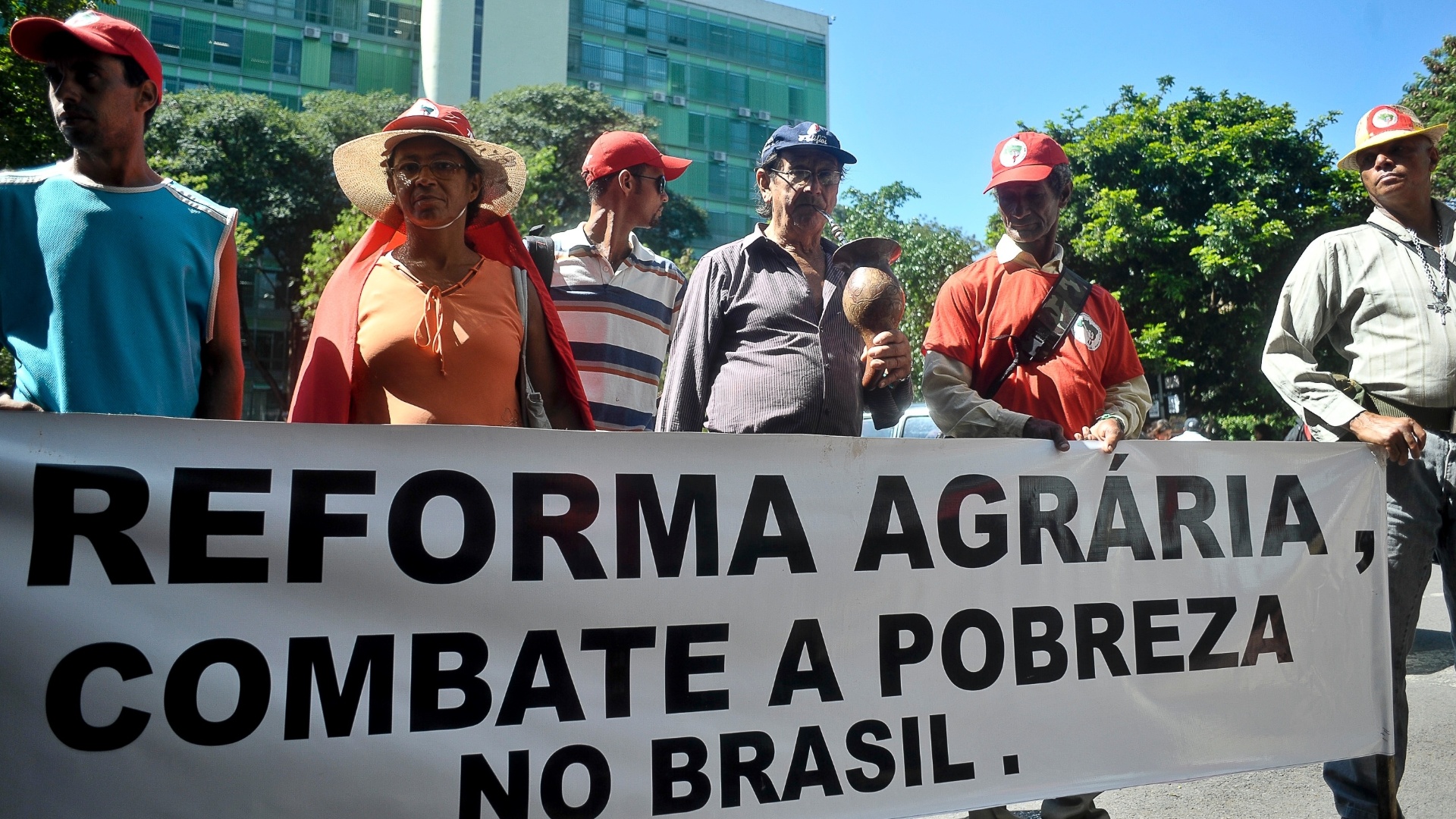 Fotos: Sem-terra realizam manifestações pelo país - 16/04/2012 - UOL ...