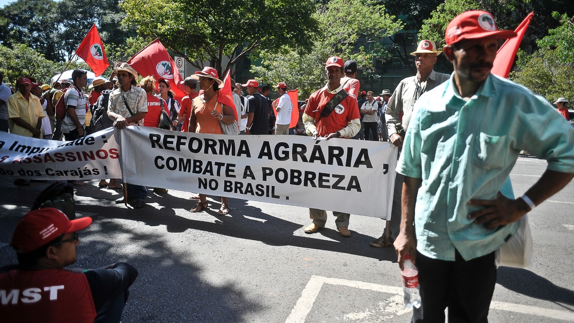 Fotos: Sem-terra realizam manifestações pelo país - 16/04/2012 - UOL ...