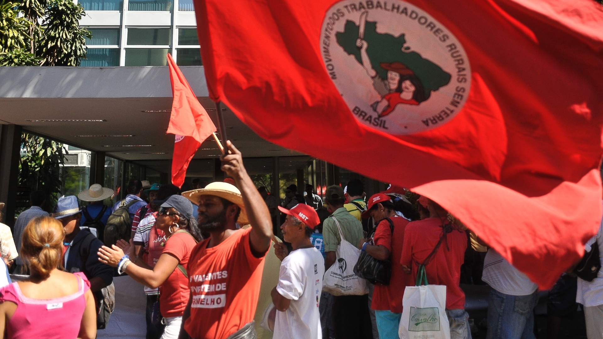 Fotos: Sem-terra realizam manifestações pelo país - 16/04/2012 - UOL ...