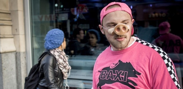 Canadense vira táxi humano e transporta passageiros nas costas - 23/04 ...