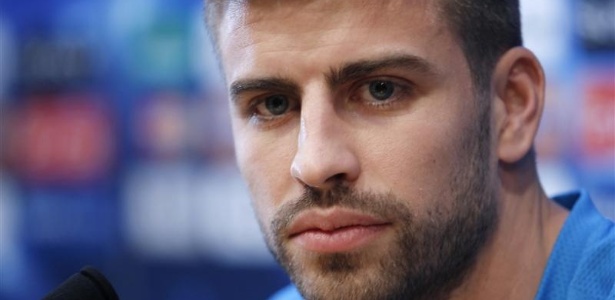 Pique é liberado de hospital após choque com Valdes - 24/04/2012 - UOL ...