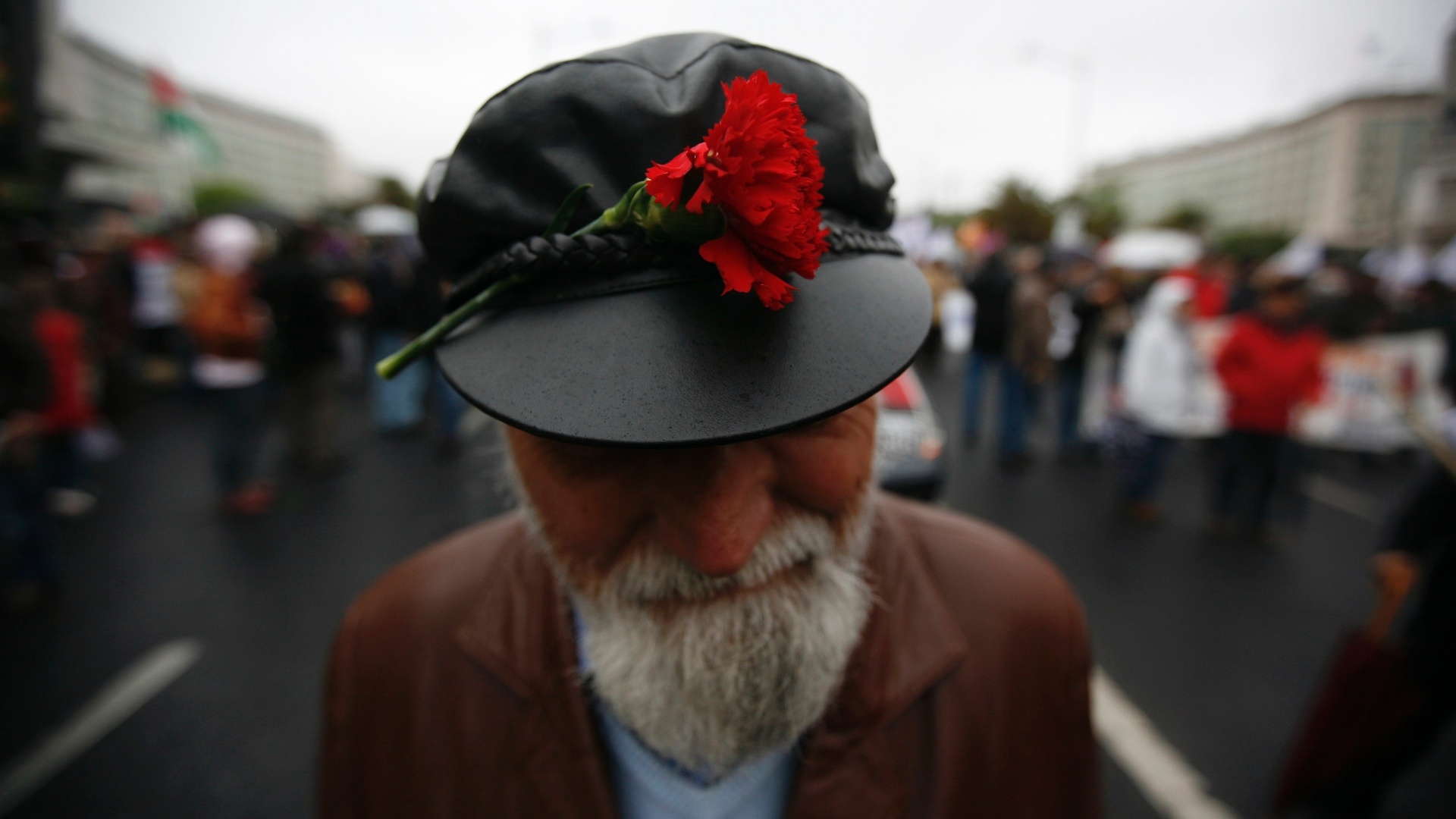 Fotos: Portugal relembra a Revolução dos Cravos - 25/04/2012 - UOL Notícias