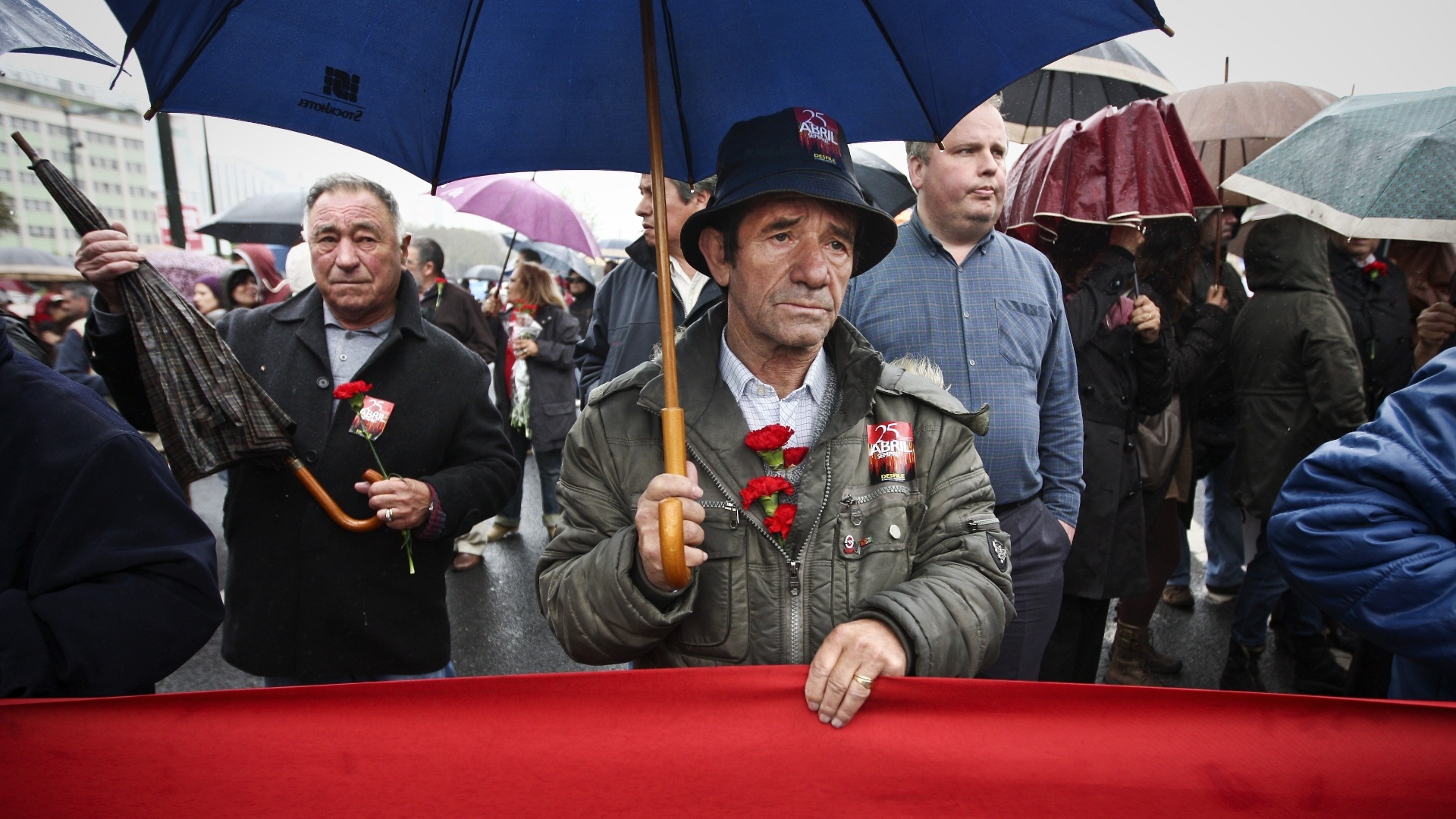 Fotos: Portugal relembra a Revolução dos Cravos - 25/04/2012 - UOL Notícias