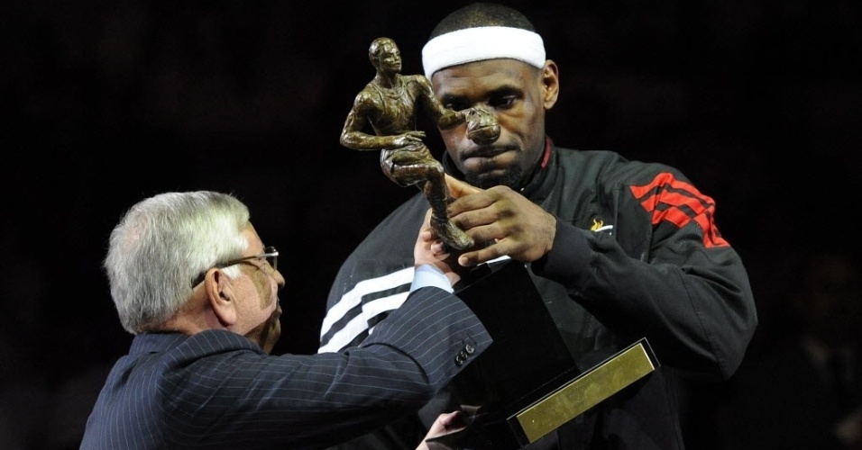 Fotos: LeBron James recebe troféu de MVP da temporada da NBA - 13/05 ...