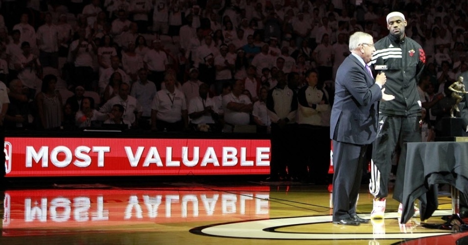 Fotos: LeBron James recebe troféu de MVP da temporada da NBA - 13/05 ...