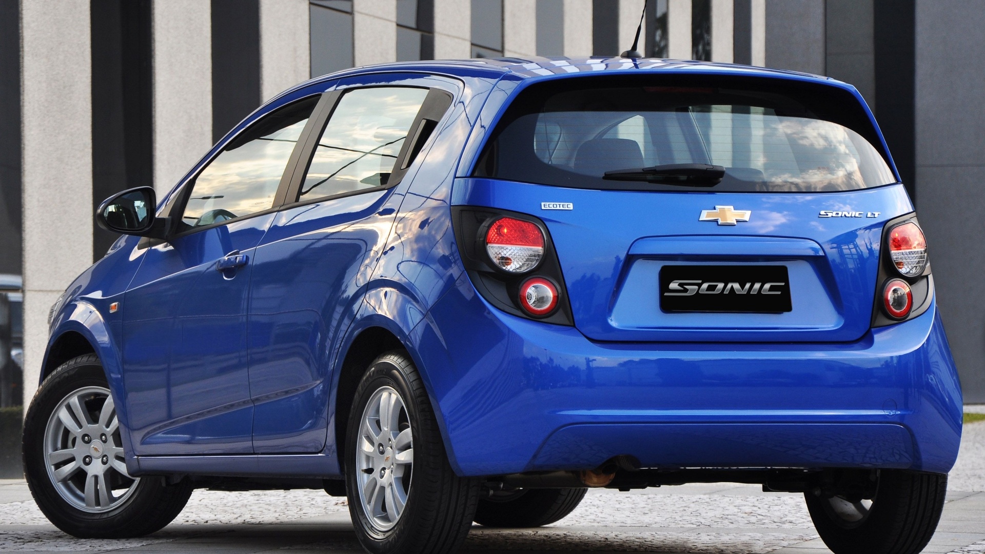 Chevrolet Sonic coleciona fãs com sua "cara de Lancer"