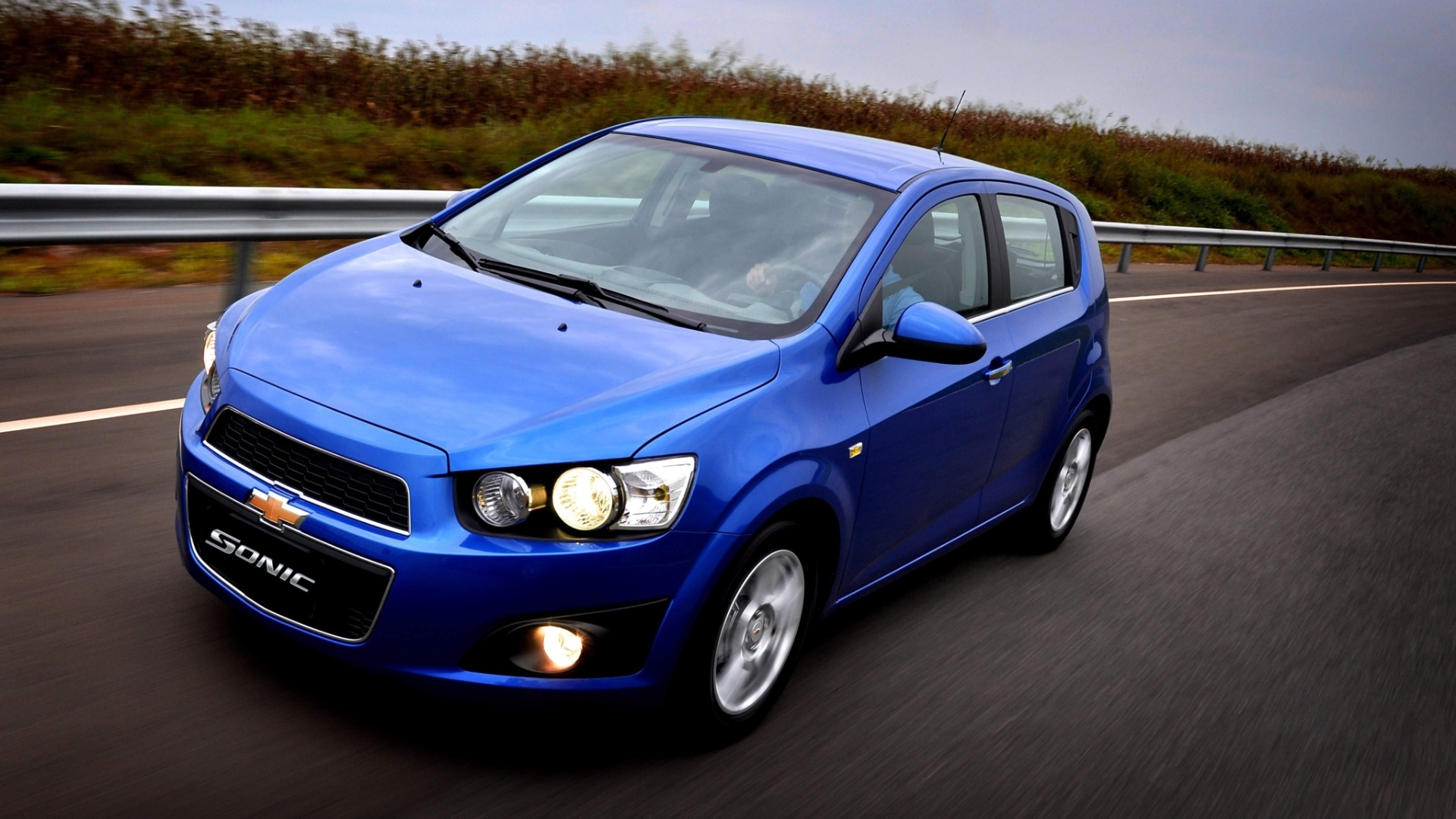 Chevrolet Sonic coleciona fãs com sua "cara de Lancer"