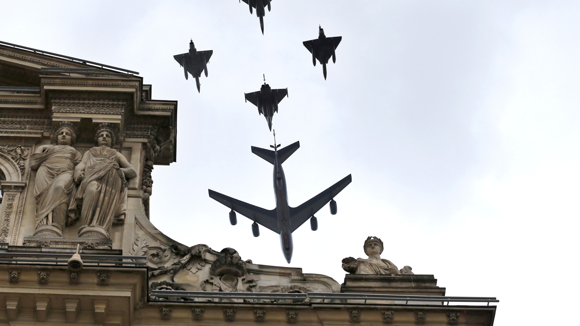Fotos: França comemora o Dia da Bastilha - 14/07/2012 - UOL Notícias