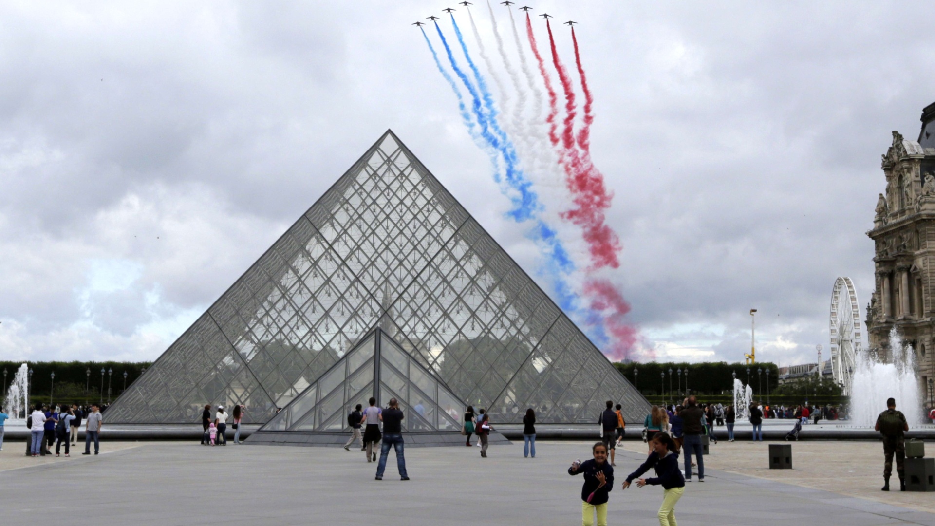 Fotos: França comemora o Dia da Bastilha - 14/07/2012 - UOL Notícias