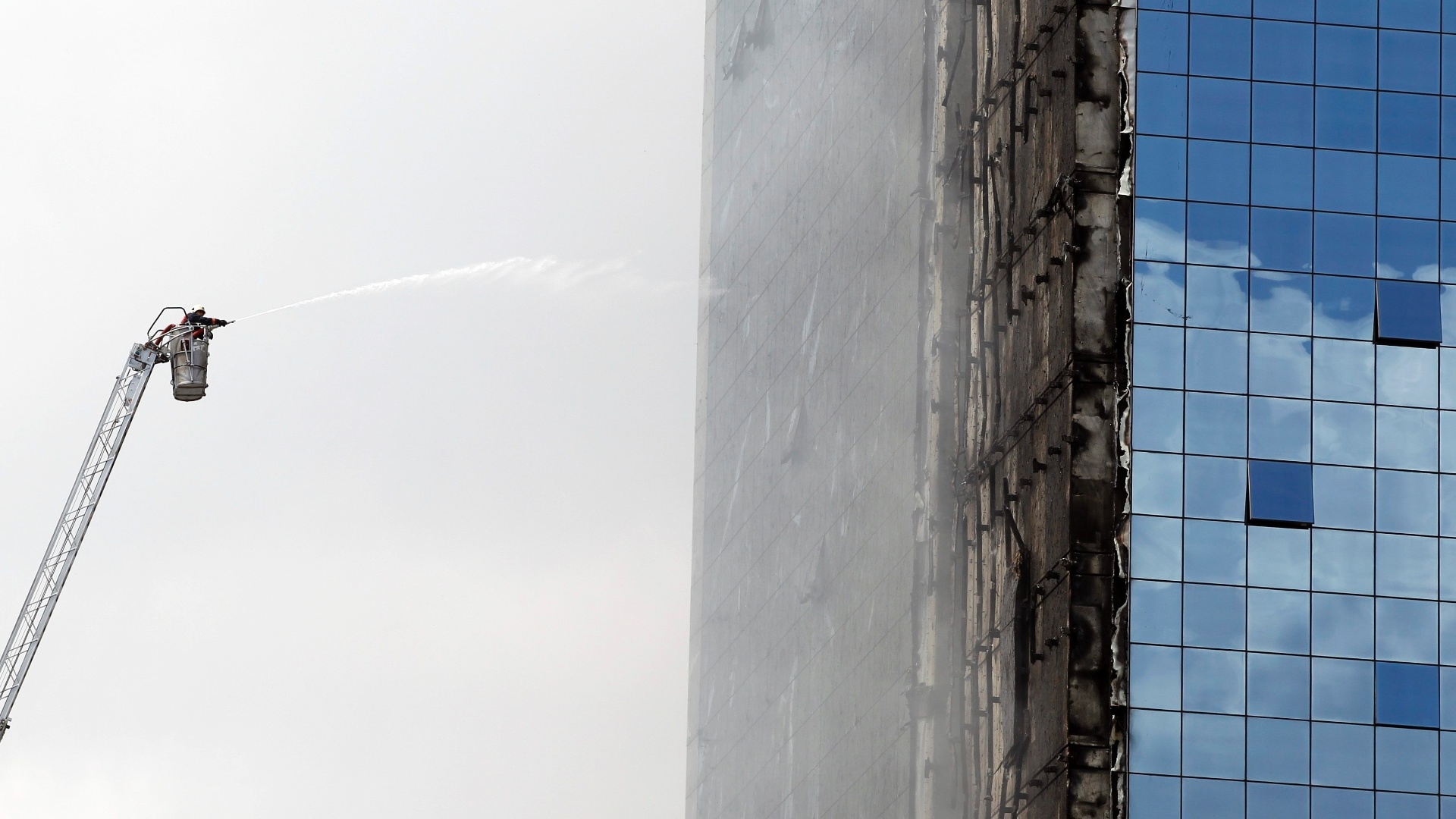Fotos: Incêndio em prédio de 42 andares em Istambul, na Turquia - 17/07 ...