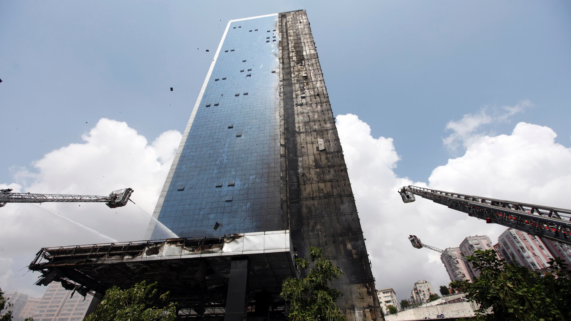Fotos: Incêndio em prédio de 42 andares em Istambul, na Turquia - 17/07 ...