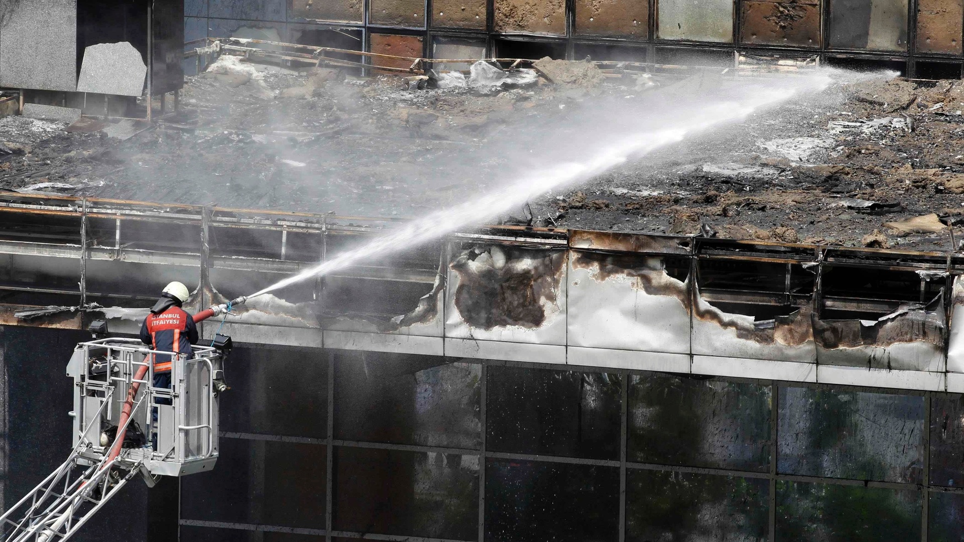 Fotos: Incêndio em prédio de 42 andares em Istambul, na Turquia - 17/07 ...