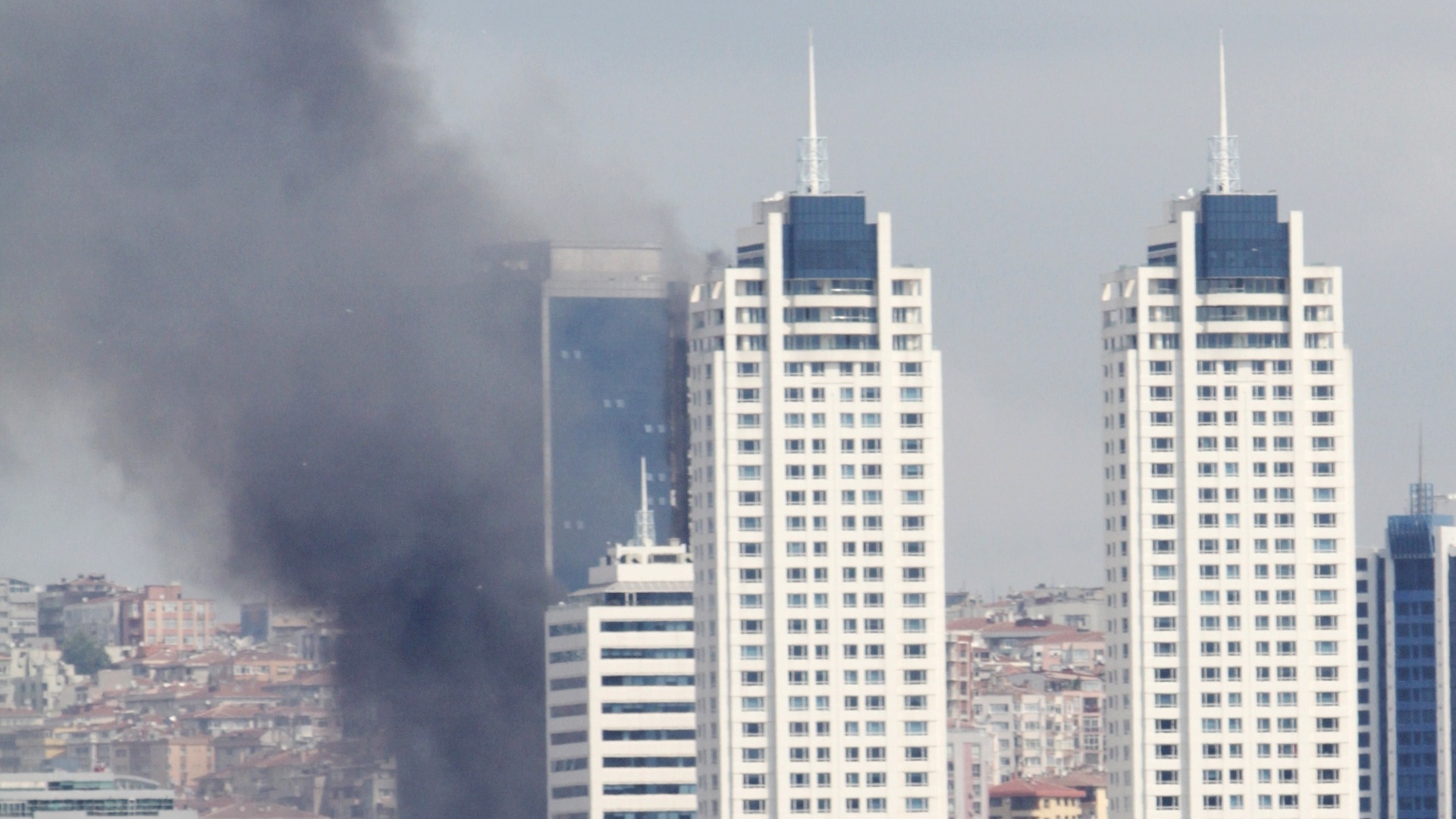 Fotos: Incêndio em prédio de 42 andares em Istambul, na Turquia - 17/07 ...