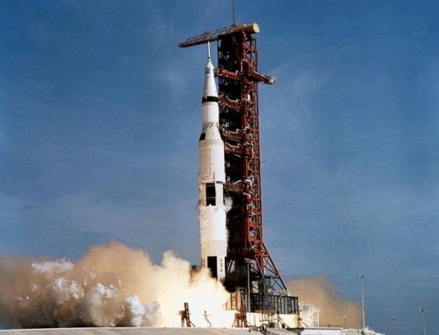 Neil Armstrong, primeiro homem a pisar na Lua, morre aos 82 anos nos ...