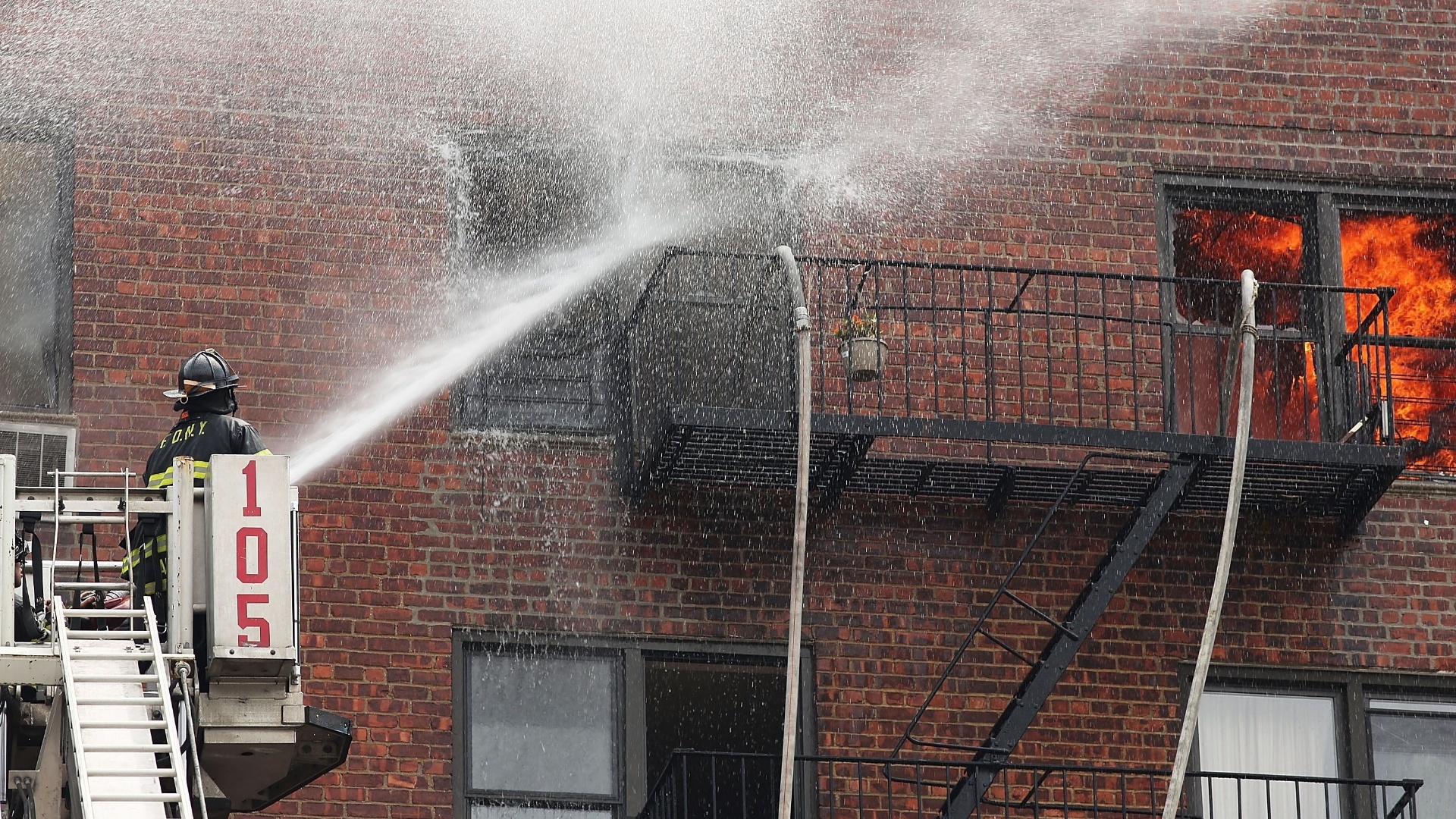 Fotos: Incêndio atinge prédio de sete andares em Nova York - 26/07/2012 ...