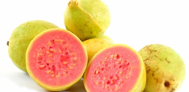 Tá na época de goiaba; saiba como escolher e preparar a fruta da ...