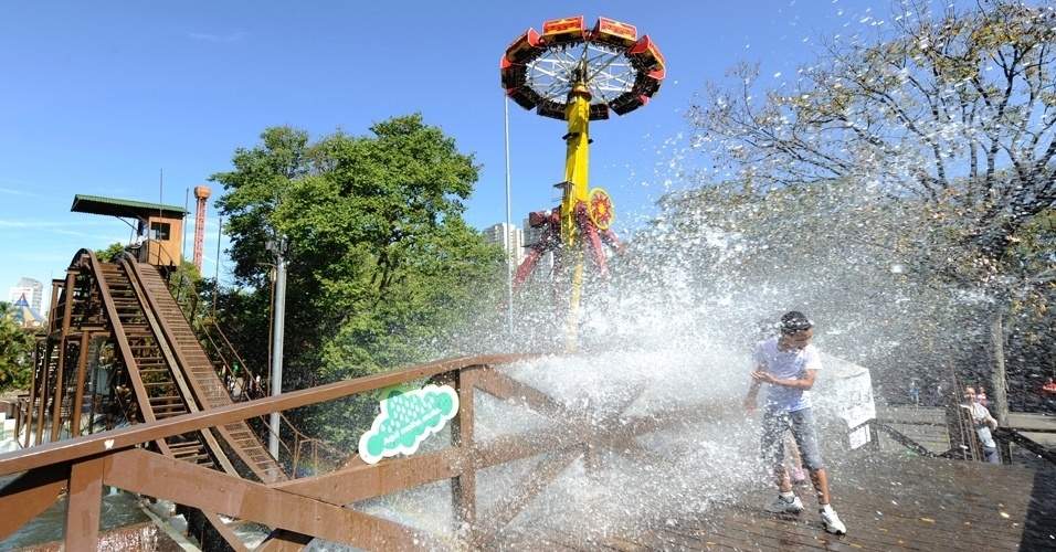 Fotos: Famílias aproveitam o último dia de atividades do Playcenter ...