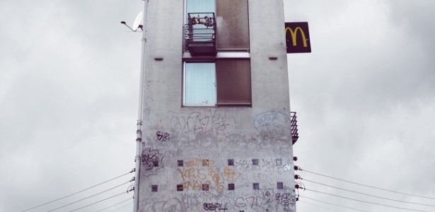 Fotos: Fotógrafo francês faz série com casas voadoras e inusitadas - 03 ...