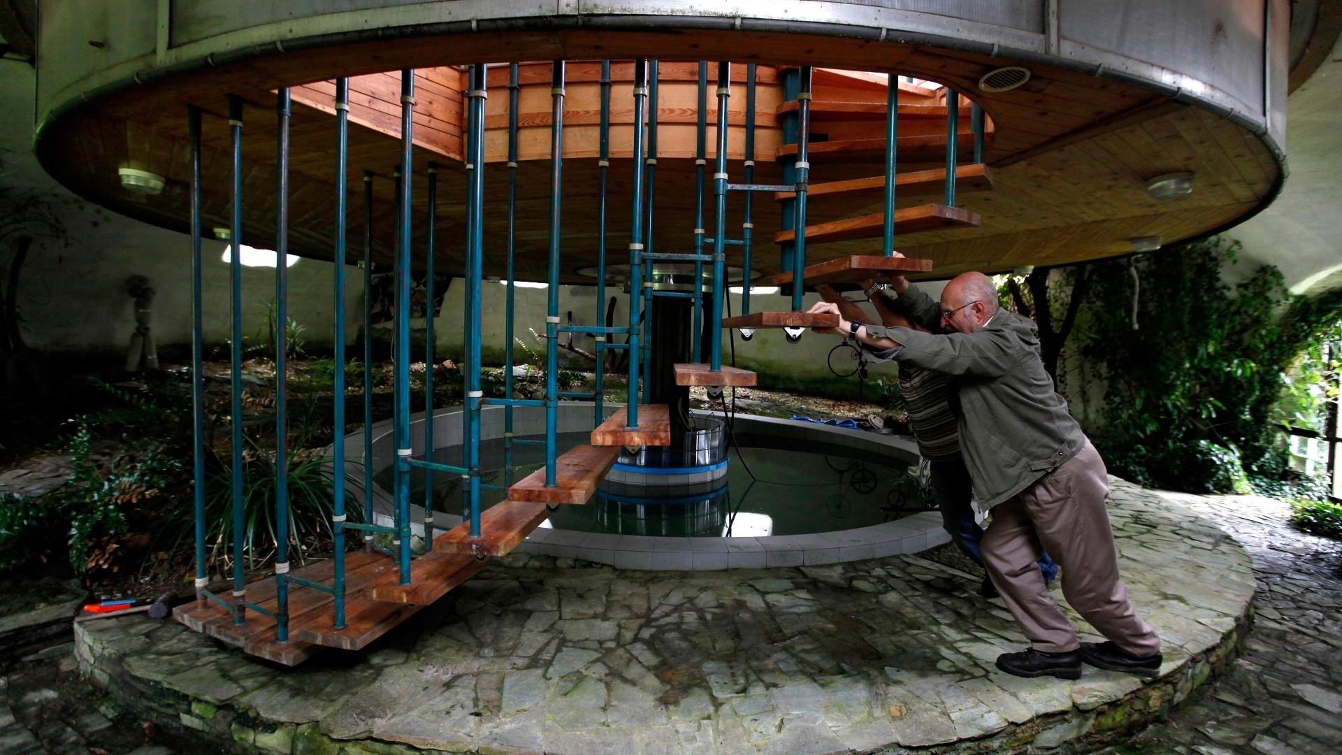 Fotos: Inventor constrói casa que sobe e desce na República Tcheca - 08 ...