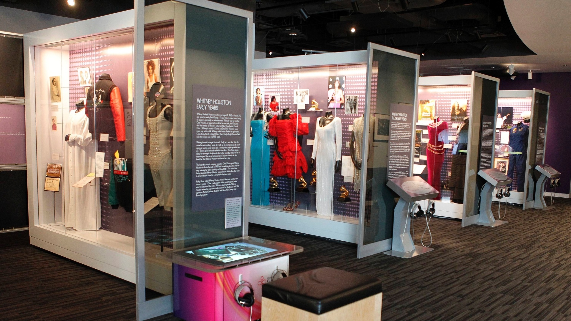 Fotos: Whitney Houston é homenageada com exposição no Museu do Grammy ...