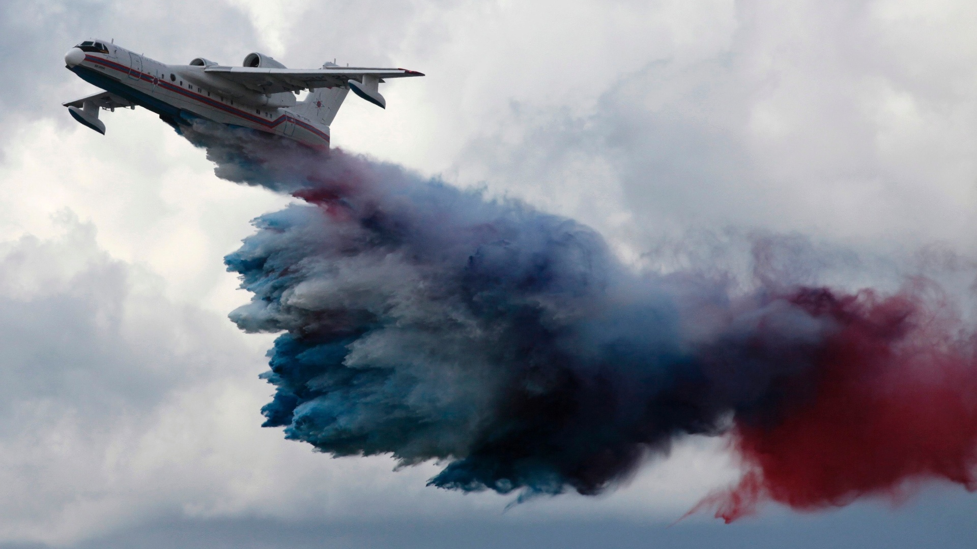 Fotos: Aviões promovem espetáculo no céu da Sibéria para comemorar o ...