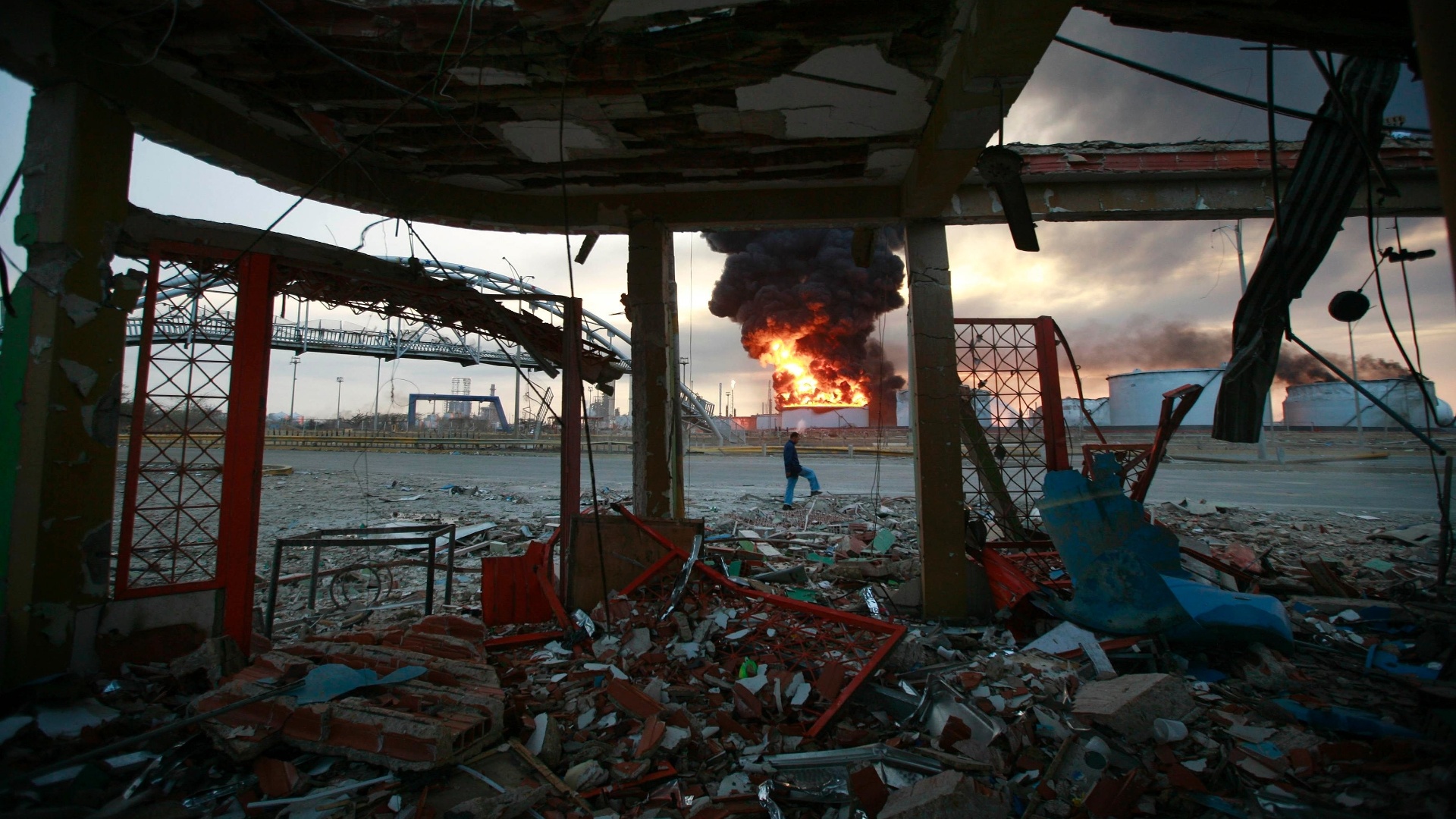 Fotos: Incêndio na refinaria de Amuay, na Venezuela - 25/08/2012 - UOL ...