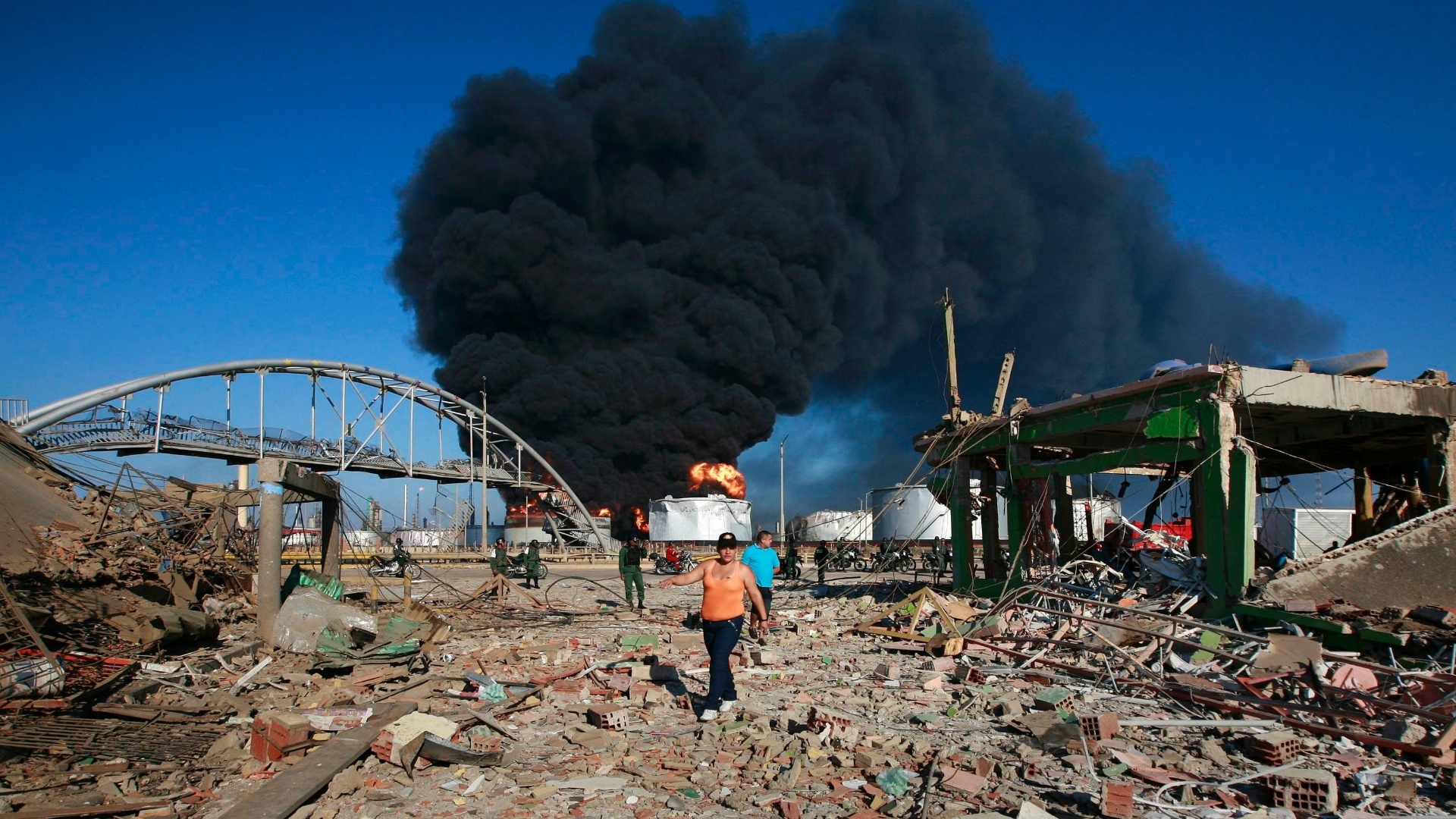 Fotos: Incêndio na refinaria de Amuay, na Venezuela - 25/08/2012 - UOL ...