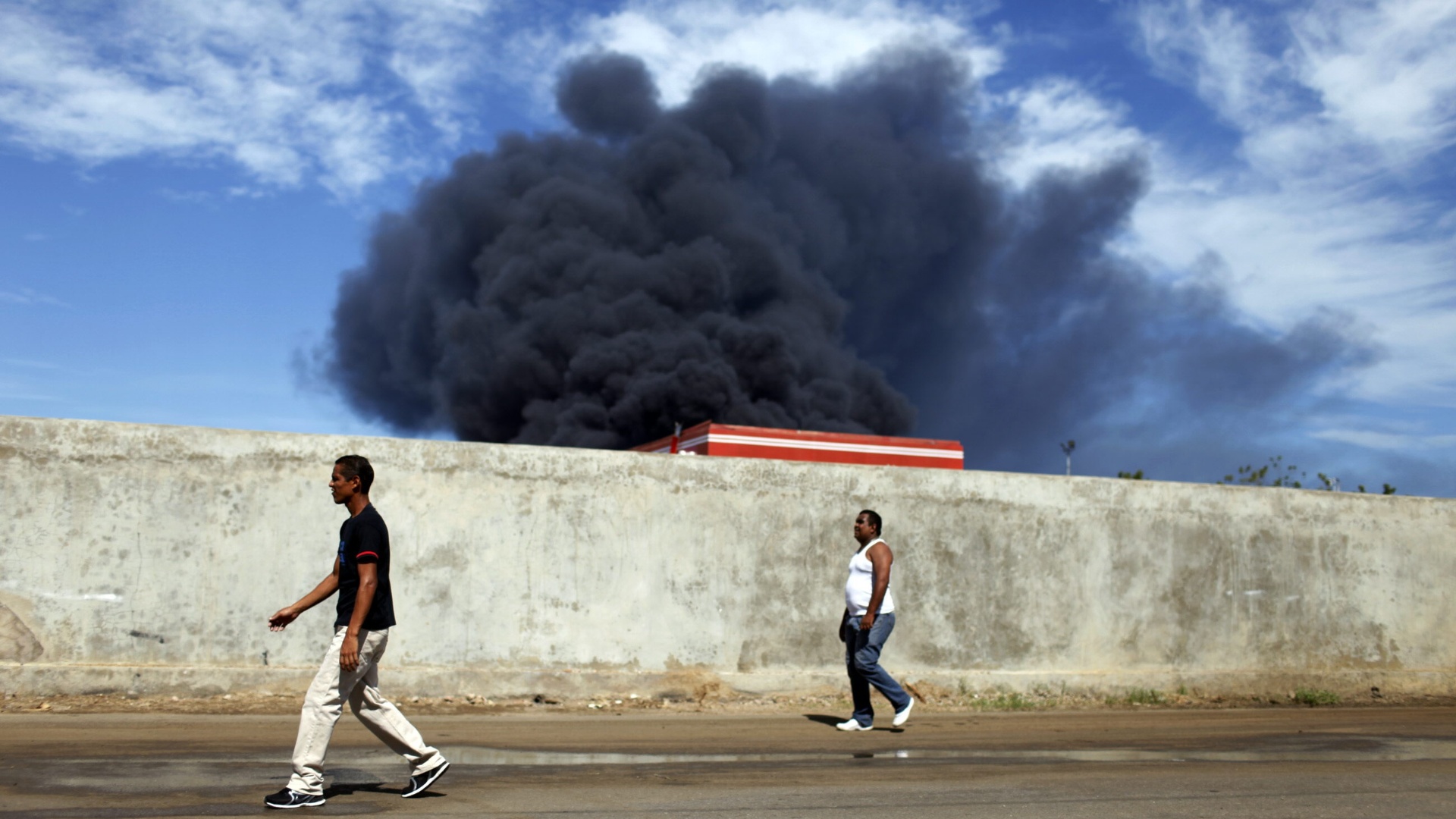 Fotos: Incêndio na refinaria de Amuay, na Venezuela - 25/08/2012 - UOL ...