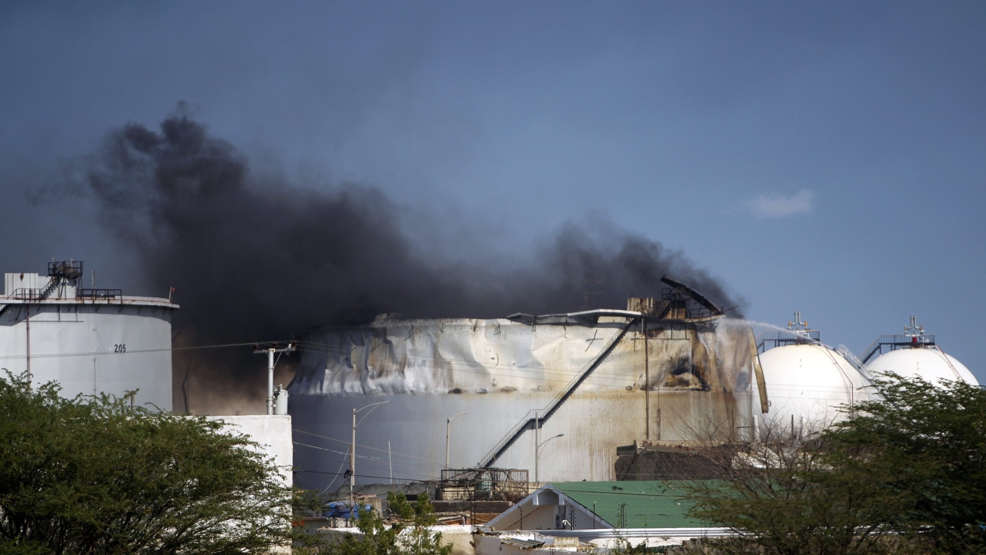 Fotos: Incêndio na refinaria de Amuay, na Venezuela - 25/08/2012 - UOL ...