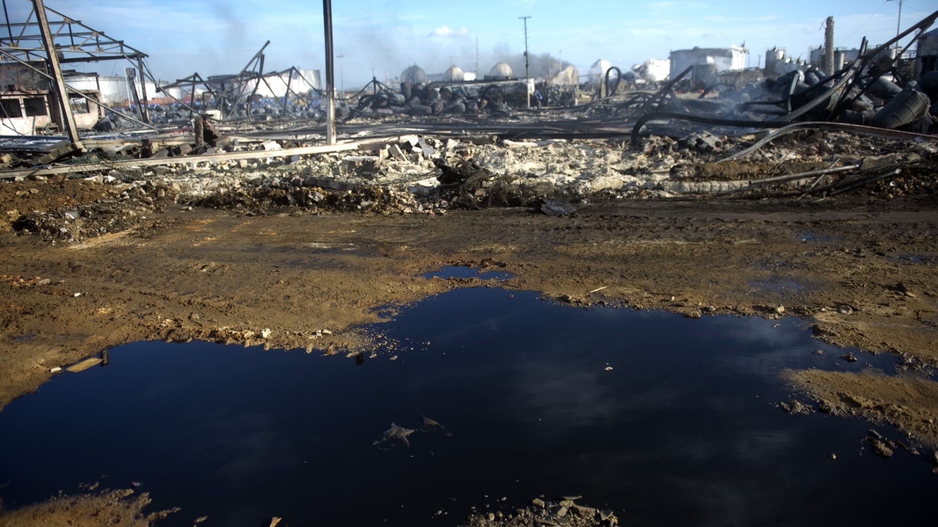 Fotos: Incêndio na refinaria de Amuay, na Venezuela - 25/08/2012 - UOL ...