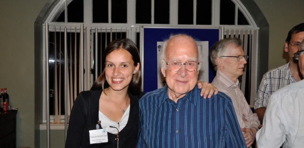Brasileira recebe prêmio de pesquisador que deu nome ao bóson de Higgs ...
