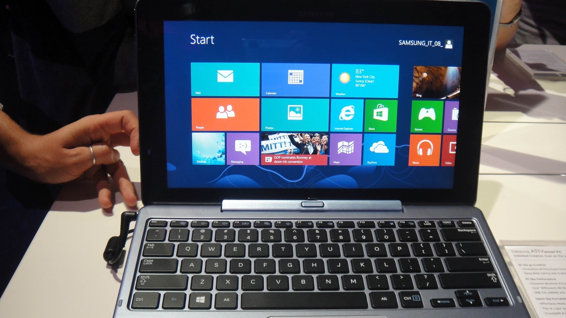 Fotos: Samsung apresenta linha de PCs híbridos com Windows 8 para ...