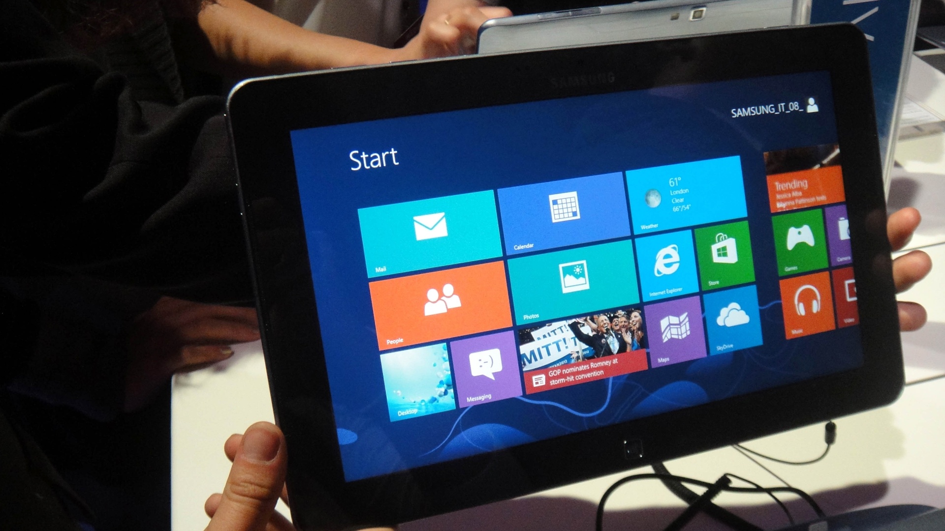 Fotos: Samsung apresenta linha de PCs híbridos com Windows 8 para ...