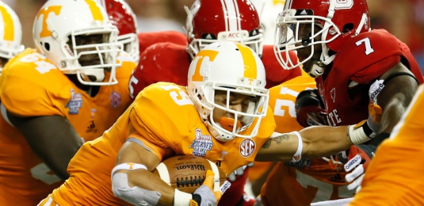 Torcedor cai de arquibancada e morre em jogo de futebol americano - 01 ...