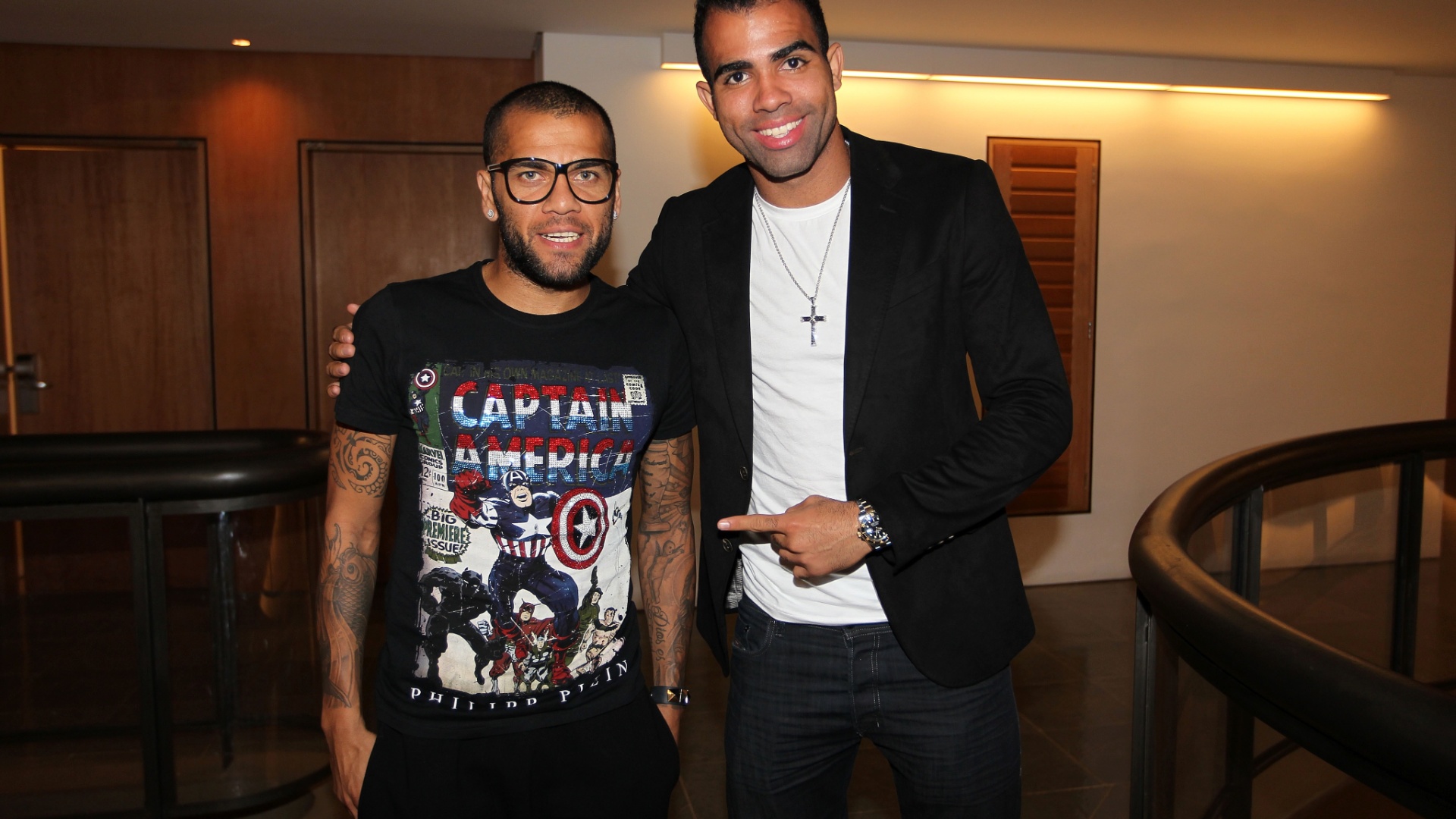 Daniel Alves participa de jogo festivo mesmo sem receber alta médica ...