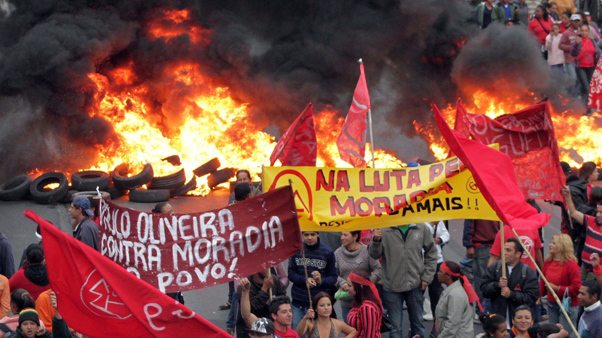 Fotos: Em protesto, sem-teto bloqueiam Régis Bittencourt - 04/09/2012 ...