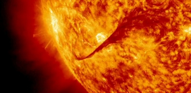 Imagens da Nasa captam forte explosão solar - 06/09/2012 - UOL Notícias