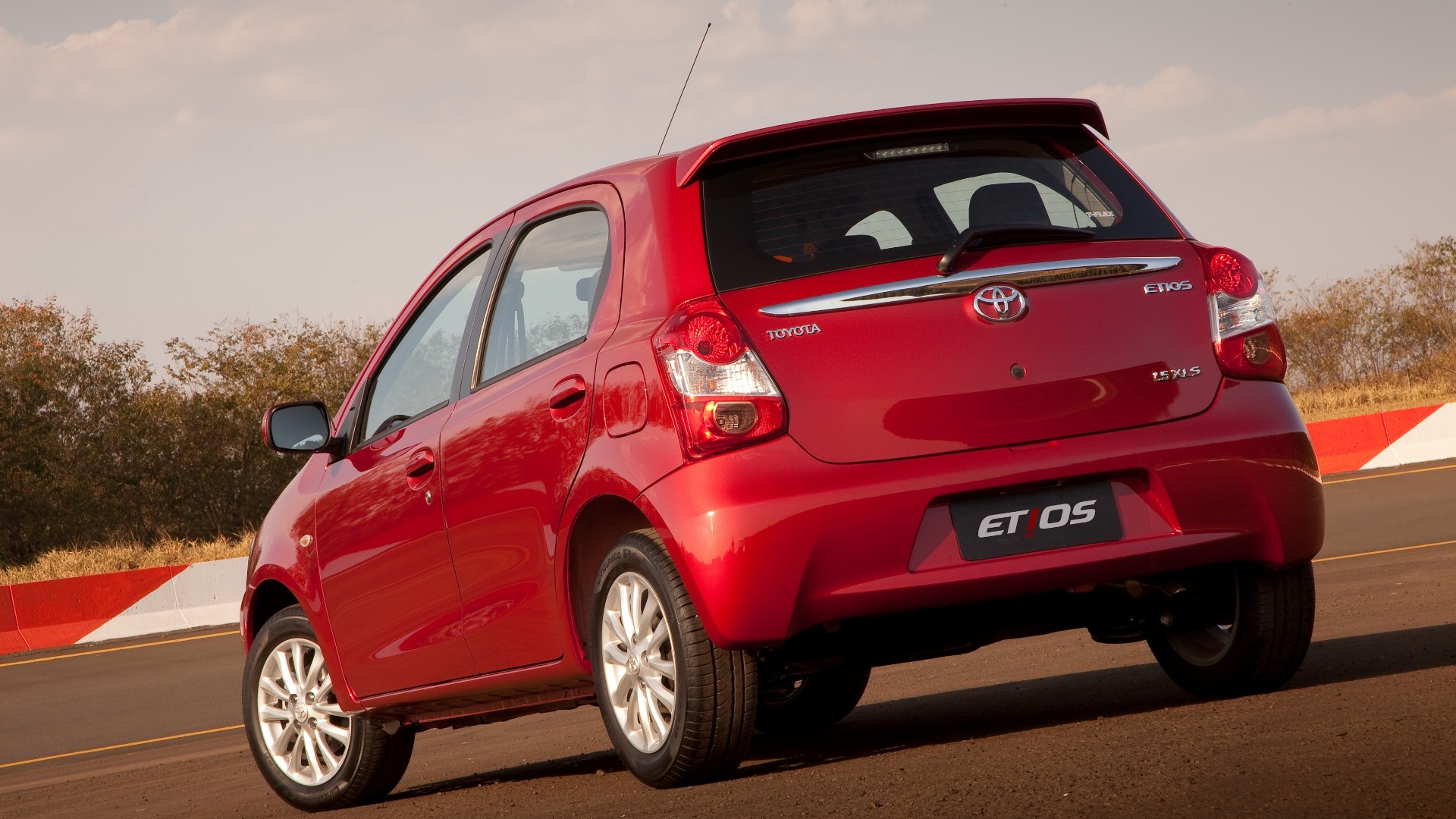 Toyota Etios sedã, maior e com porta-malas gigante, se descola do hatch ...