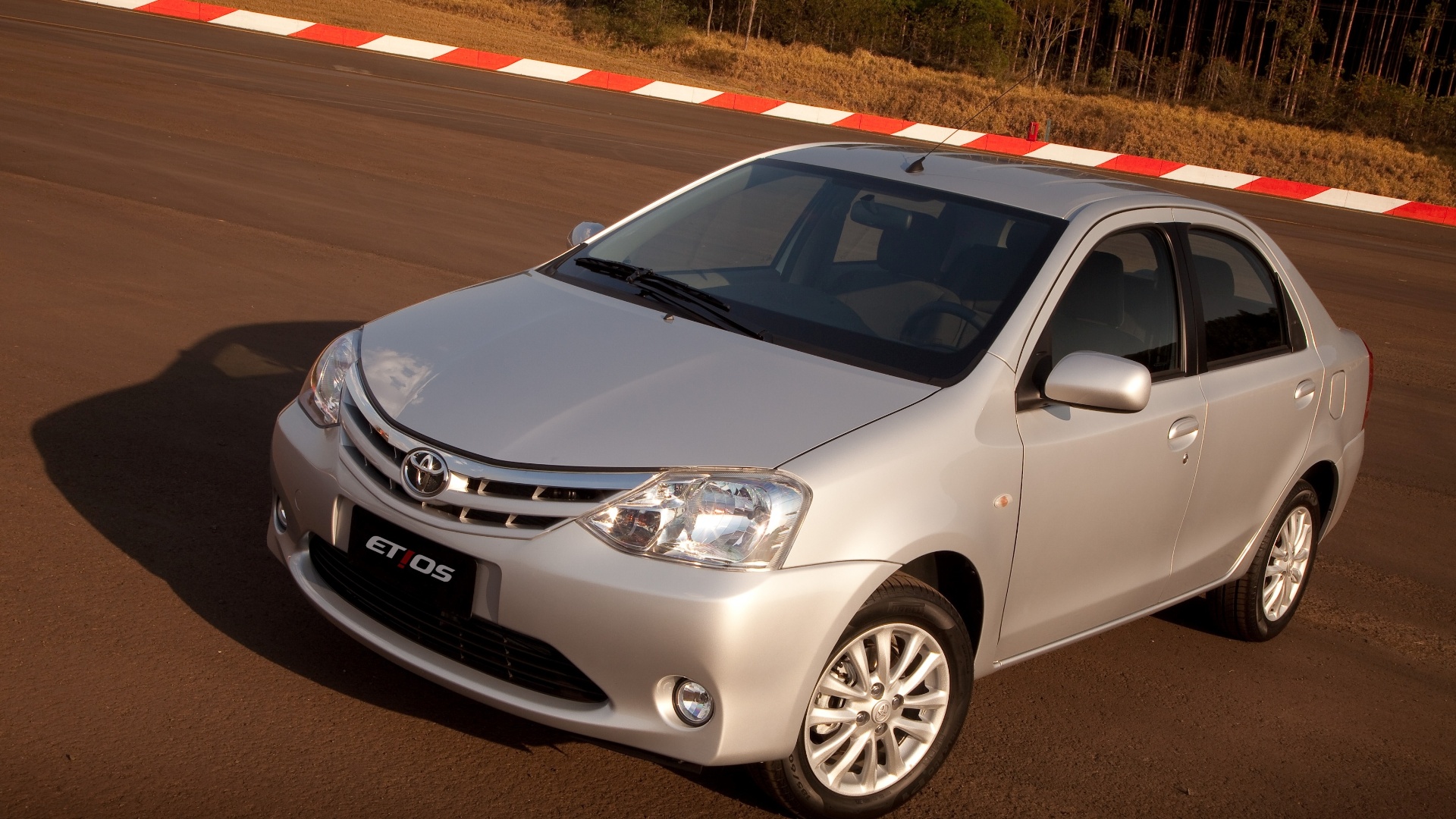 Toyota Etios sedã, maior e com porta-malas gigante, se descola do hatch ...