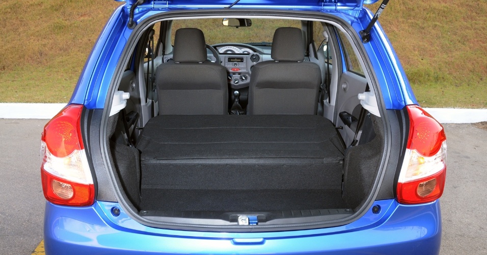 Toyota Etios sedã, maior e com porta-malas gigante, se descola do hatch ...