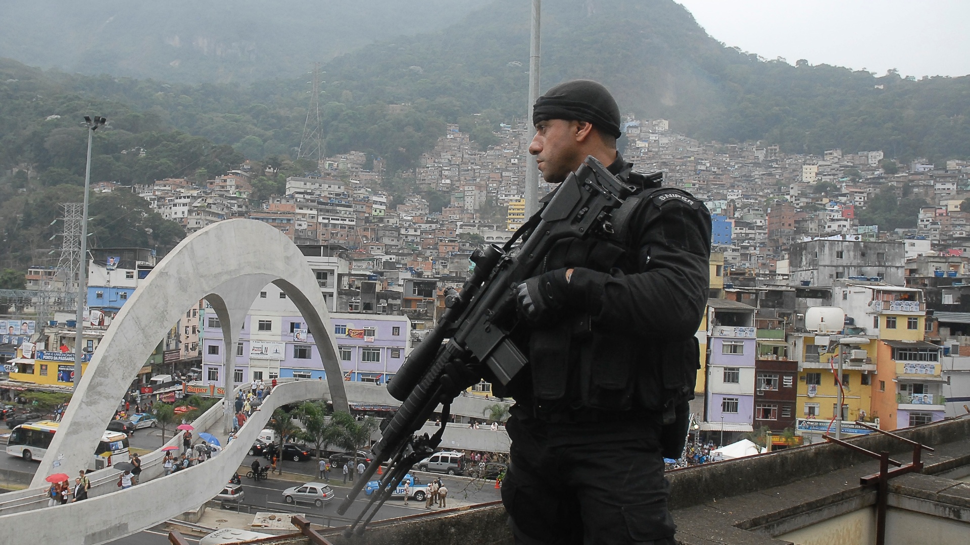 Polícia Militar ocupa favelas mais perigosas do Rio de Janeiro - 14/10 ...