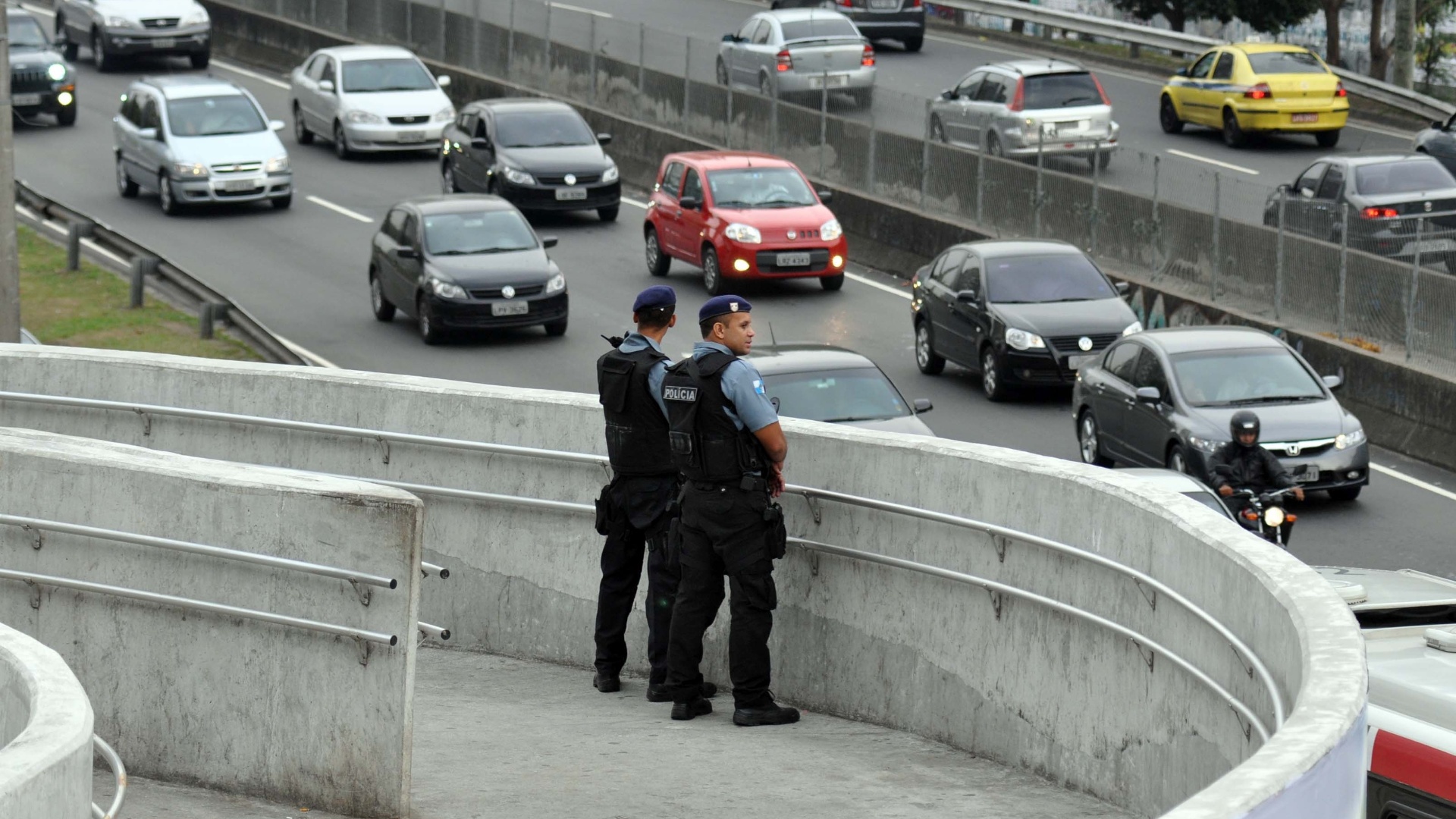 Polícia Militar ocupa favelas mais perigosas do Rio de Janeiro - 14/10 ...