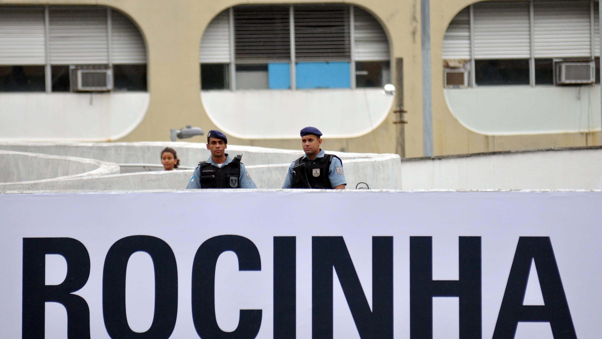 Polícia Militar ocupa favelas mais perigosas do Rio de Janeiro - 14/10 ...